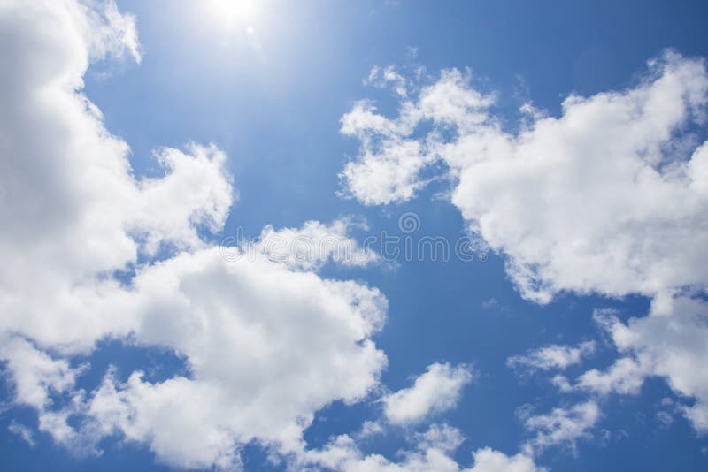 Fondo azul cielo claro foto de archivo. Imagen de nubes - 255665060