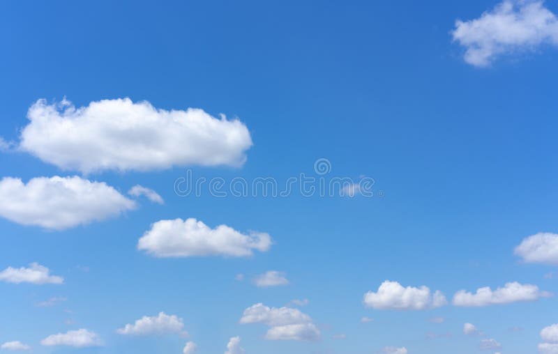 Fondo Azul Cielo Claro Con Nubes Blancas Foto de archivo - Imagen de ...