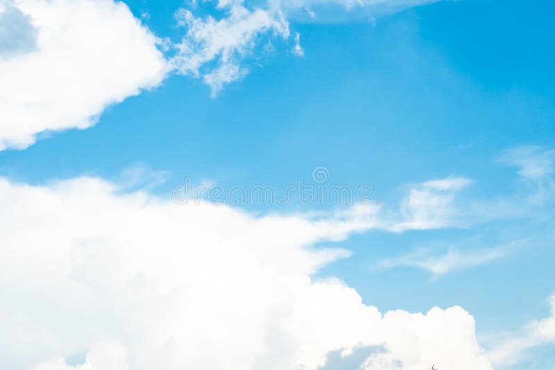 Fondo azul cielo con nubes imagen de archivo. Imagen de resorte - 208271341