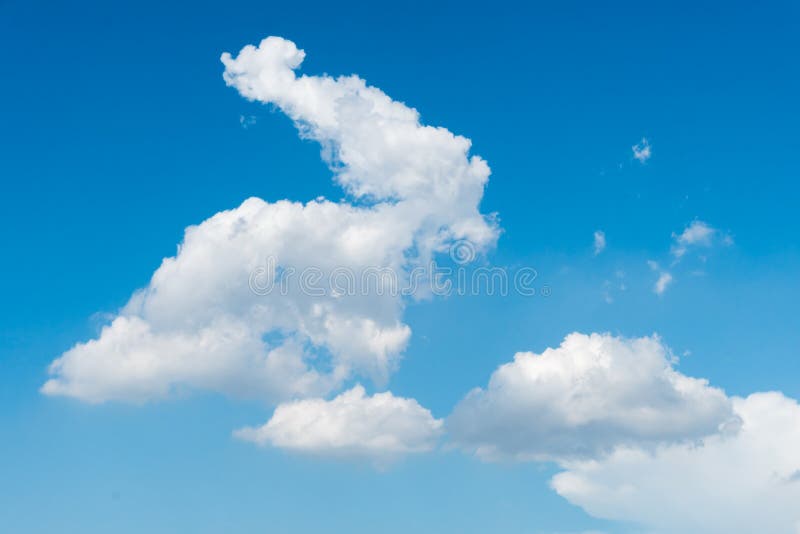 Fondo azul cielo con nubes foto de archivo. Imagen de cielo - 208271776