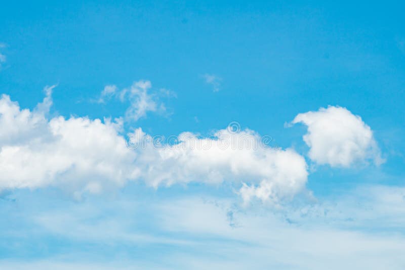Fondo azul cielo con nubes foto de archivo. Imagen de exterior - 208272164