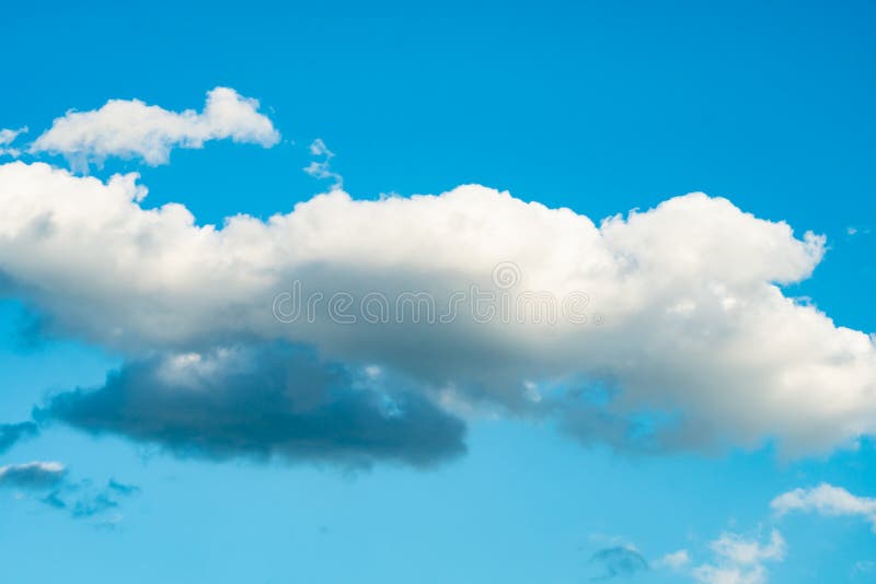 Fondo azul cielo con nubes foto de archivo. Imagen de azul - 208274102