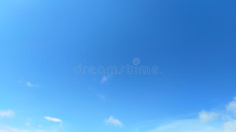 Cielo Brillante Azul Azul Claro Con Fondo De Nubes. Foto de archivo ...