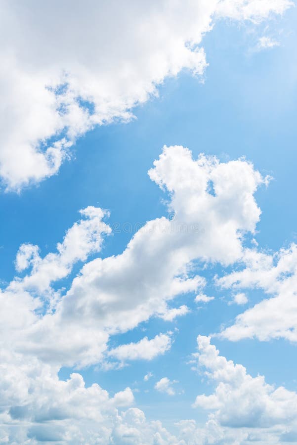 Fondo Azul Claro Del Cielo, Nubes Con Fondo Imagen de archivo - Imagen ...