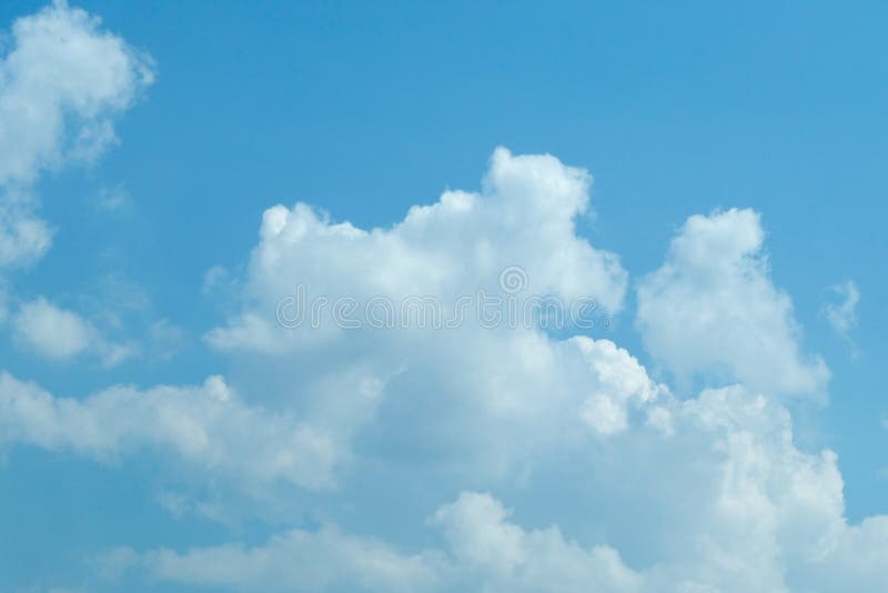 Fondo azul de la nube foto de archivo. Imagen de alto - 194380508
