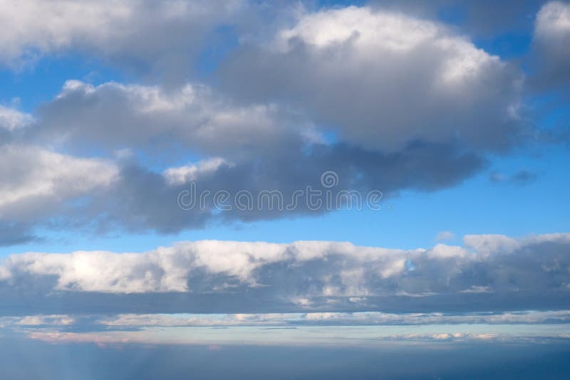 Fondo azul de la nube imagen de archivo. Imagen de alto - 194532535