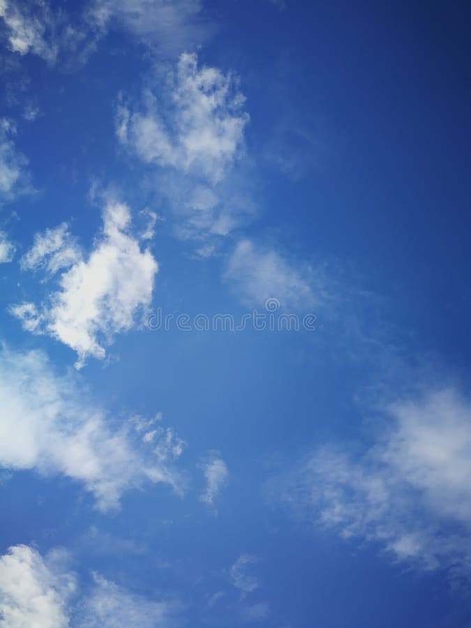 Fondo azul del cielo foto de archivo. Imagen de cielo - 155938938