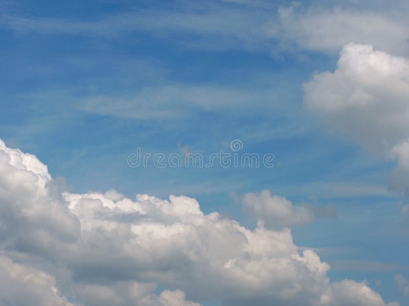 Fondo Azul Del Cielo Con Nubes Foto de archivo - Imagen de azul ...