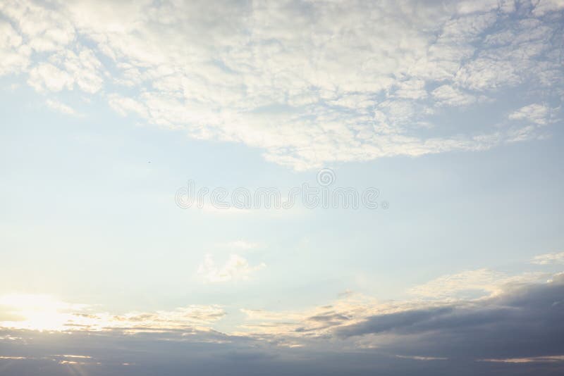 Fondo Azul Del Cielo Con Nubes Foto de archivo - Imagen de contexto ...