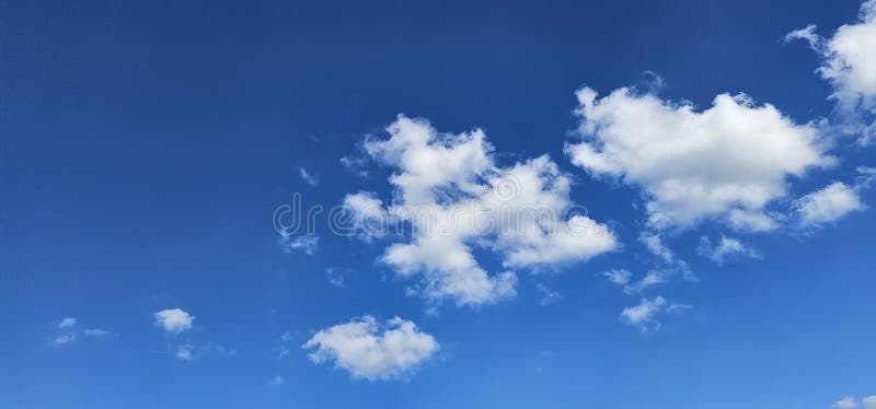 Fondo Azul Del Cielo Con Nubes Imagen de archivo - Imagen de azul ...