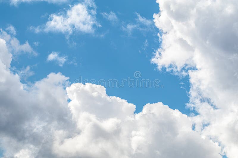 Fondo Azul Del Cielo Con Nubes. Imagen de archivo - Imagen de modelo ...