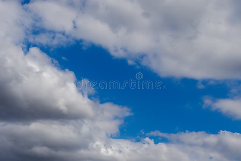 Fondo Azul Del Cielo Con Nubes Blancas Foto de archivo - Imagen de ...