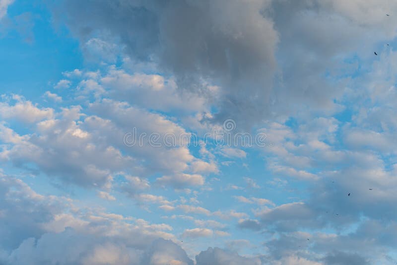Fondo Azul Del Cielo Con Nubes Foto de archivo - Imagen de resorte ...