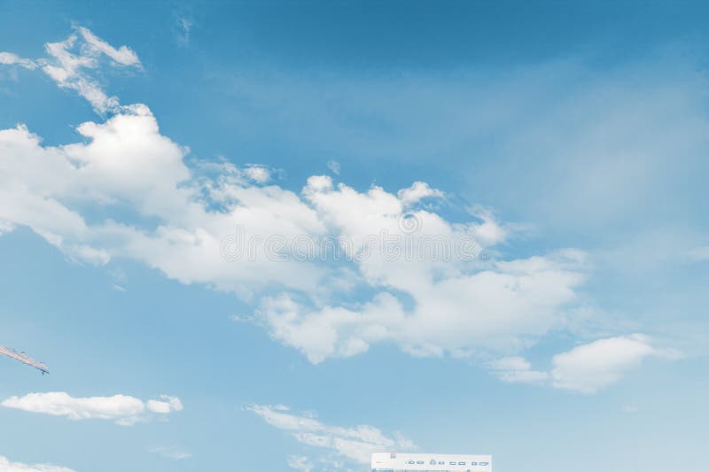 Fondo azul del cielo imagen de archivo. Imagen de belleza - 251910267