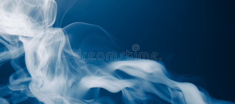 Extracto azul del humo foto de archivo. Imagen de blanco - 80151588