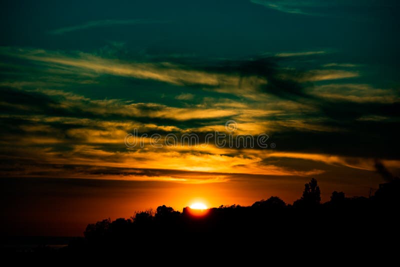 Fondo Azul Y Amarillo Con Sol Puesta De Sol Imagen de archivo - Imagen ...