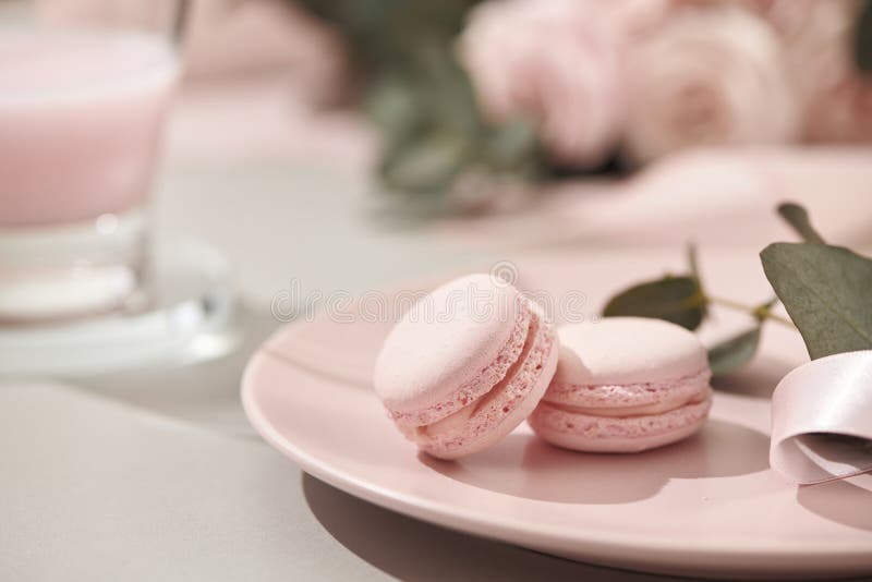 Fondo Blanco Con Los Objetos Del Rosa Y Blancos Imagen de archivo ...