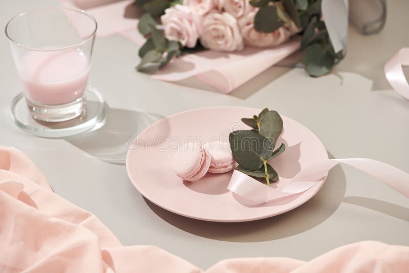 Fondo Blanco Con Los Objetos Del Rosa Y Blancos Imagen de archivo ...