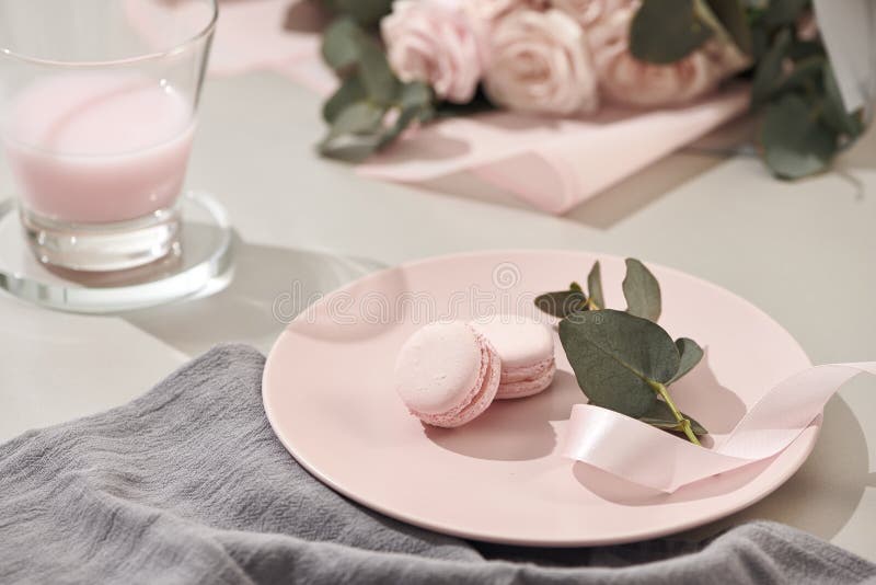 Fondo Blanco Con Objetos Rosas Y Blancos Foto de archivo - Imagen de ...