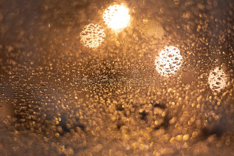 Fondo Borroso Con Gotas De Lluvia Y Luces Foto de archivo - Imagen de ...