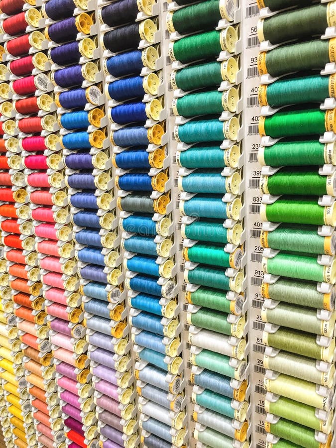 Matasse Dei Filati Cucirini Immagine Stock - Immagine di matasse ...