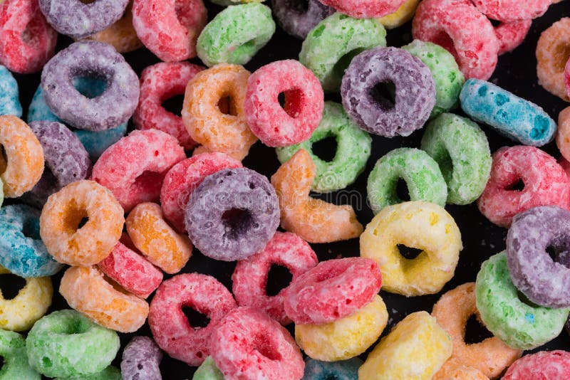 Cereal Colorido En Un Fondo Púrpura Foto de archivo - Imagen de fresco ...