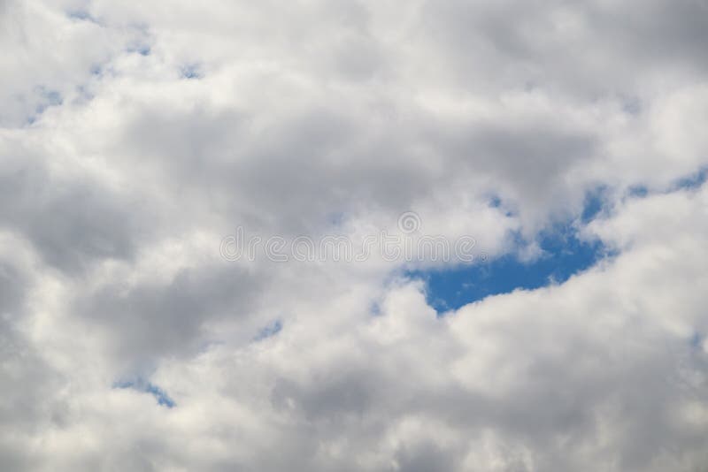 Fondo Con Grandes Nubes Blancas. Fondo De Nubes Foto de archivo ...
