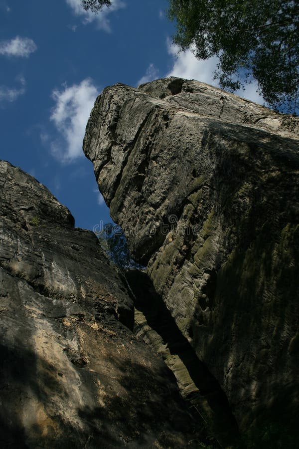 Fondo con las rocas imagen de archivo. Imagen de verano - 120911253