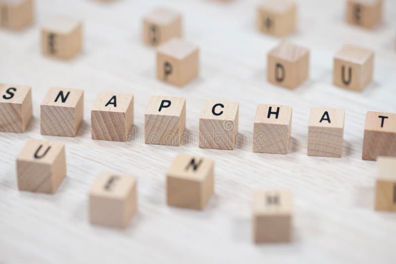 Fondo De Madera De La Letra Del Cubo De Snapchat Imagen de archivo ...