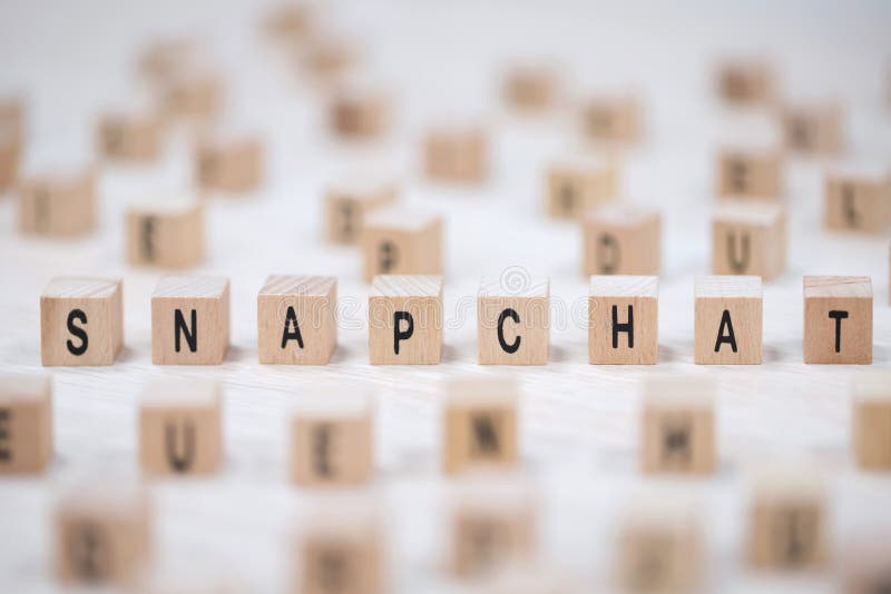 Fondo De Madera De La Letra Del Cubo De Snapchat Imagen de archivo ...