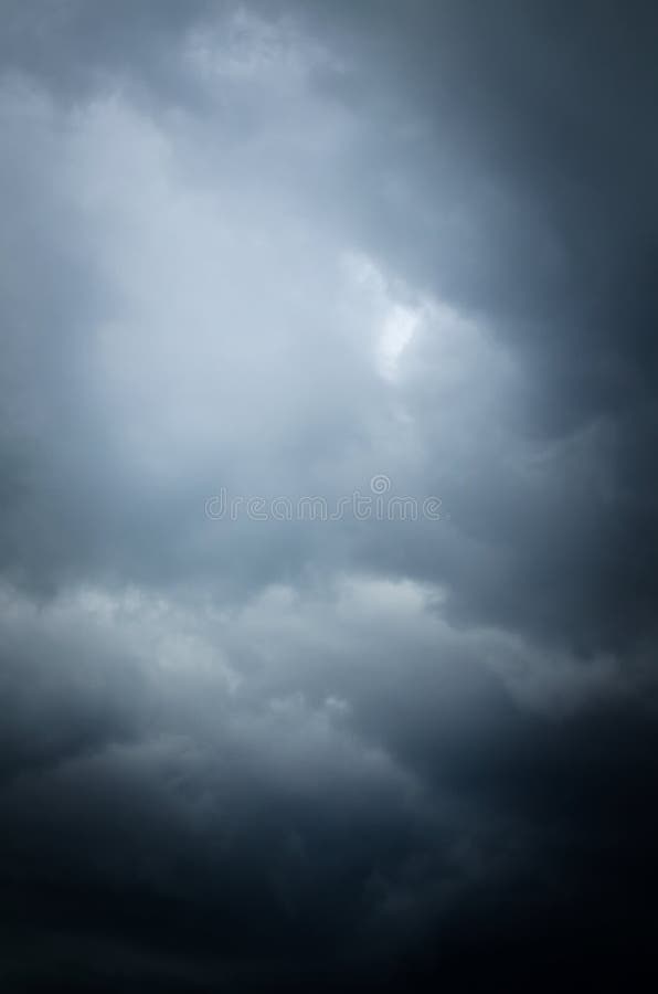 Fondo de nubes oscuras imagen de archivo. Imagen de clima - 94671285