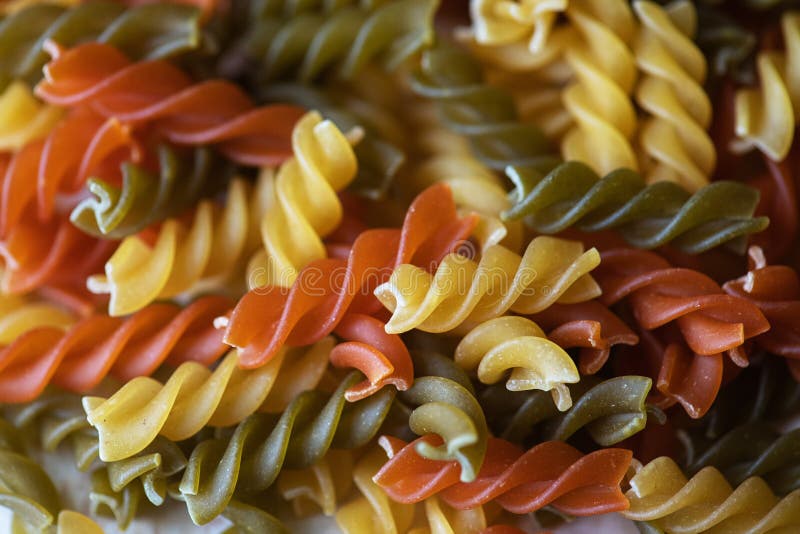 Fondo De Pasta Torcida Colorida De Fusilli Imagen de archivo - Imagen ...
