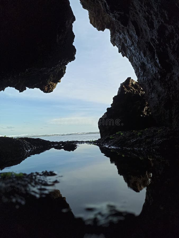Fondo De Roca Gigante En El Mar Imagen de archivo - Imagen de agua ...