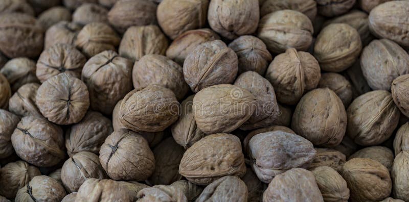 Fondo De Una Nuez En Una Cesta De Mimbre Imagen de archivo - Imagen de ...