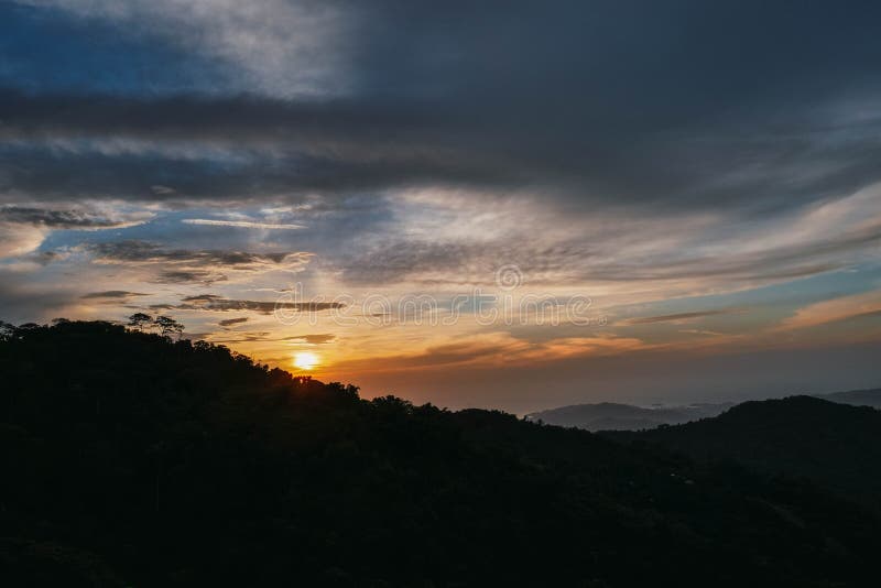 Fondo del cielo del ocaso foto de archivo. Imagen de hermoso - 153774480