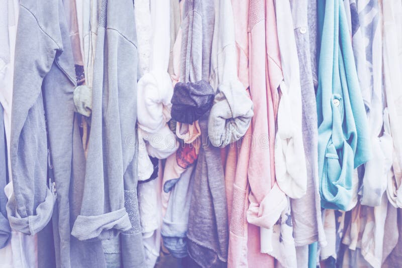 Fondo En Colores Pastel Con Ropa Foto de archivo - Imagen de fila ...