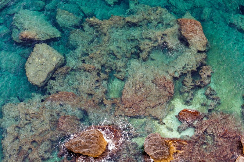 Fondo rocoso del mar imagen de archivo. Imagen de turquesa - 26326403