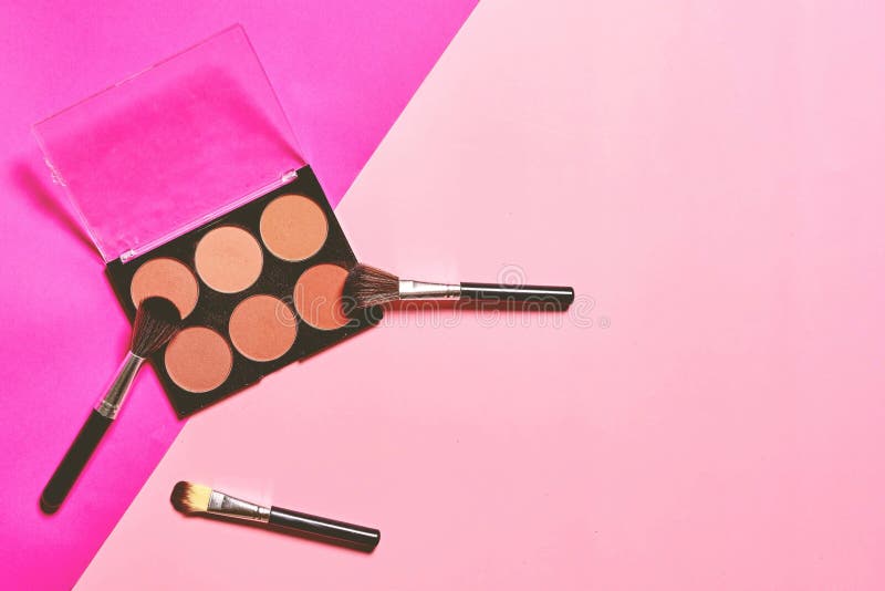 Fondo Rosa Con Una Paleta De Eyeshadow Foto de archivo - Imagen de ...