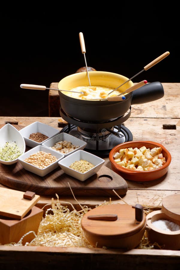 Feinschmeckerisches Schweizer Fondue-Essen an Einem Winterabend Mit ...