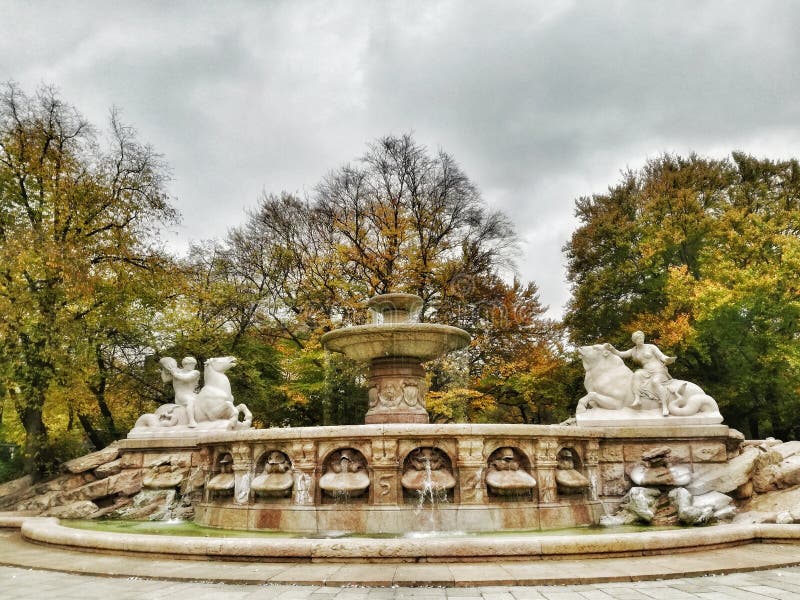 Fontain fotografia stock. Immagine di vecchio, disegno - 103560166