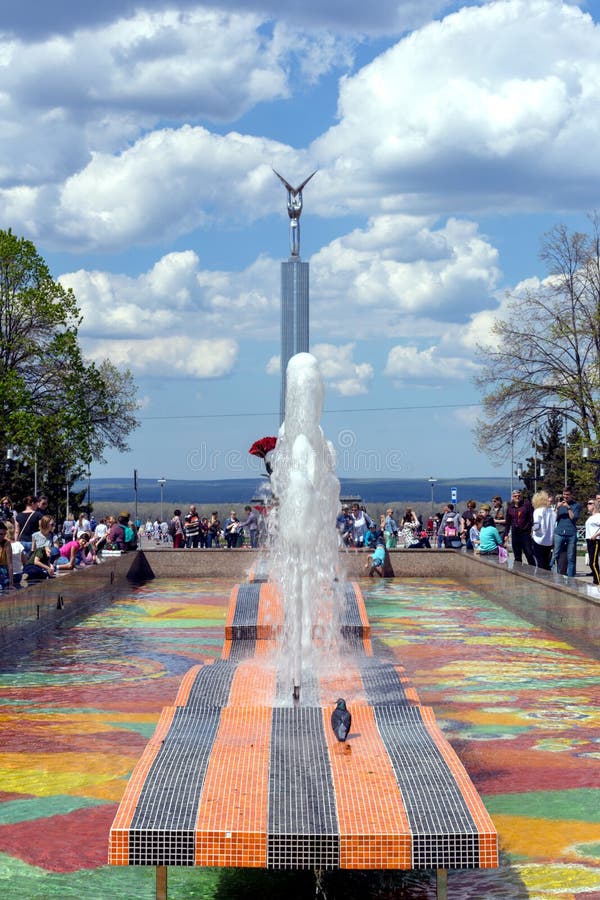 Fontaine Dans La Place De La Gloire En Samara Image stock éditorial ...