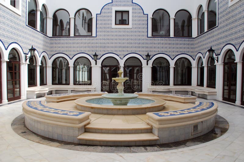 Fontaine Dans Le Patio Arabe Image stock - Image du trappe, intérieur ...
