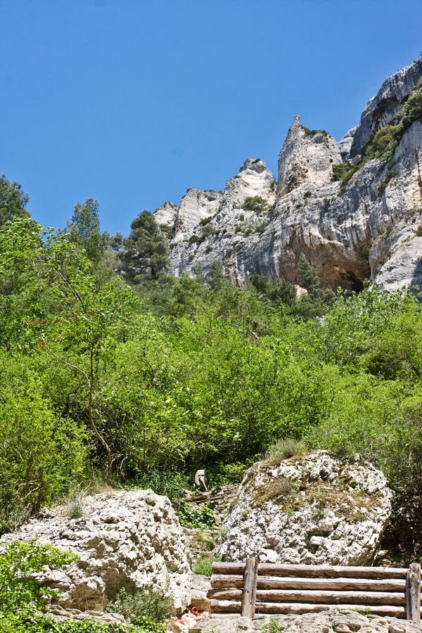 Le Scogliere Di Fontaine-de-Valchiusa Immagine Stock - Immagine di ...