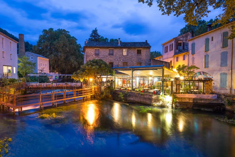 Fontaine-de-Valchiusa, Provenza, Francia Immagine Stock - Immagine di ...