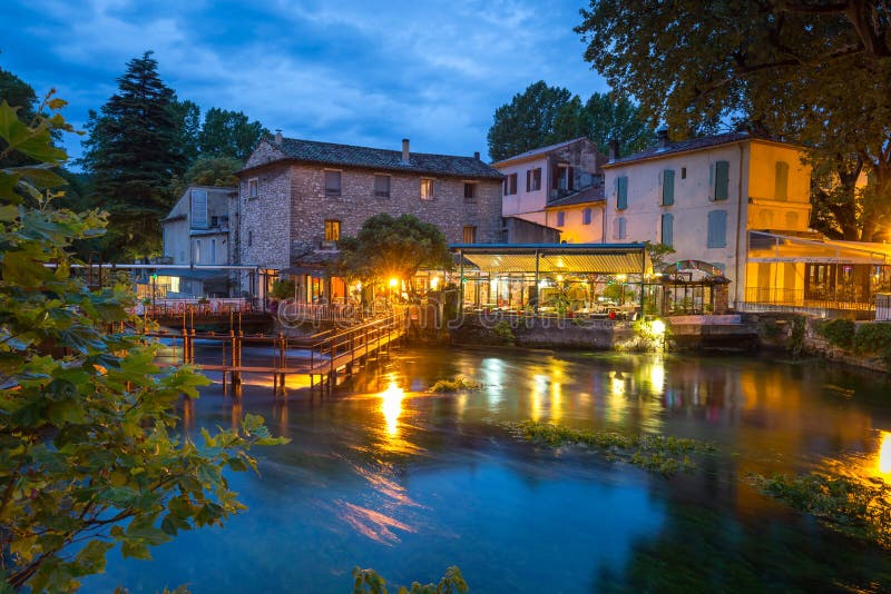 Fontaine-de-Valchiusa, Provenza, Francia Immagine Stock - Immagine di ...