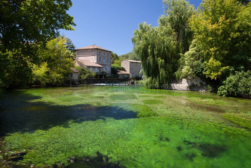 Fontaine-de-Valchiusa, Provenza, Francia Immagine Stock - Immagine di ...