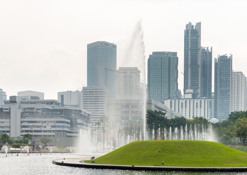 Fontaine Dans Un Parc Urbain Moderne Image stock - Image du arbre ...