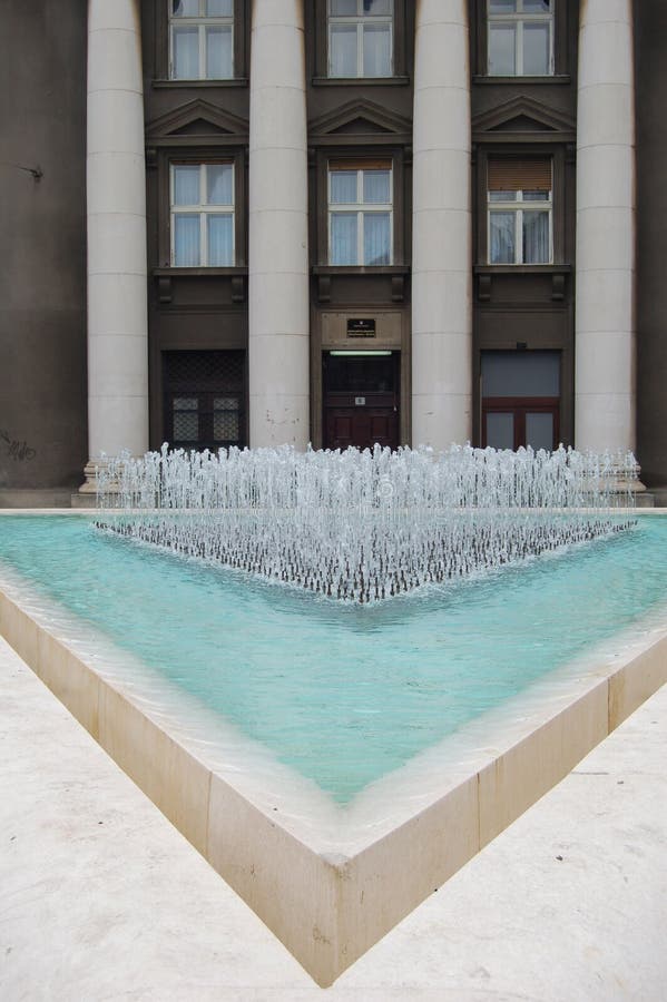Fontaine moderne image stock. Image du fontaine, argent - 1413153