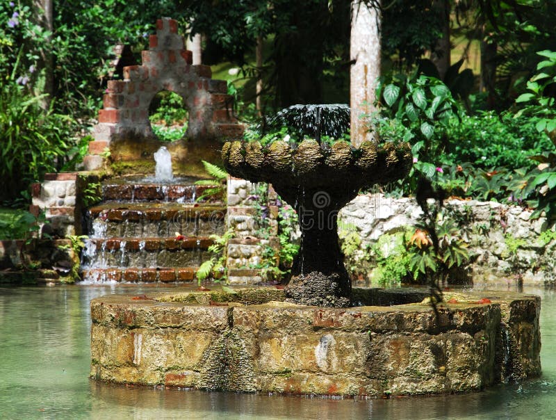 Fontana del giardino immagine stock. Immagine di nave - 22528955