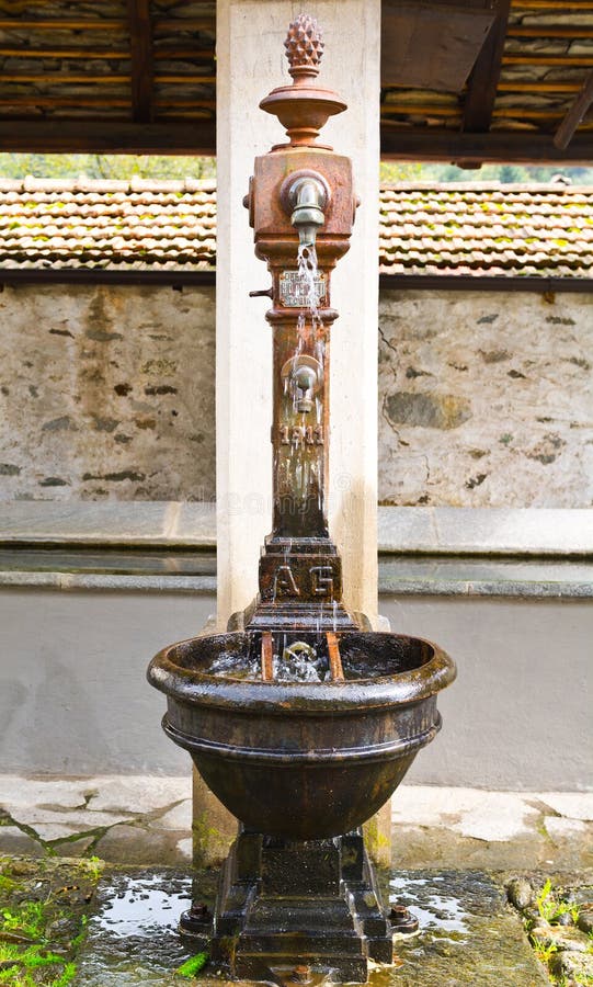 Fontanella fotografia stock. Immagine di mediterraneo - 35037736